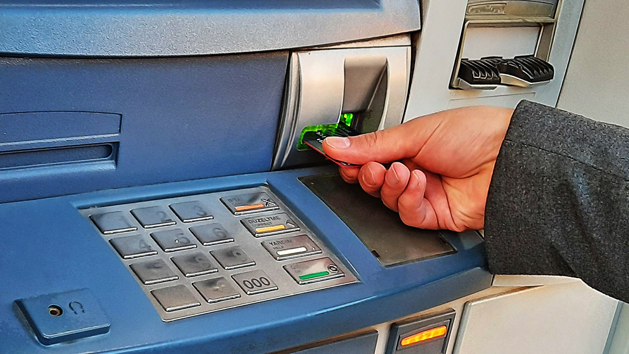 Câți bani poți retrage de la bancomate? Se impun limite - Infofinanciar